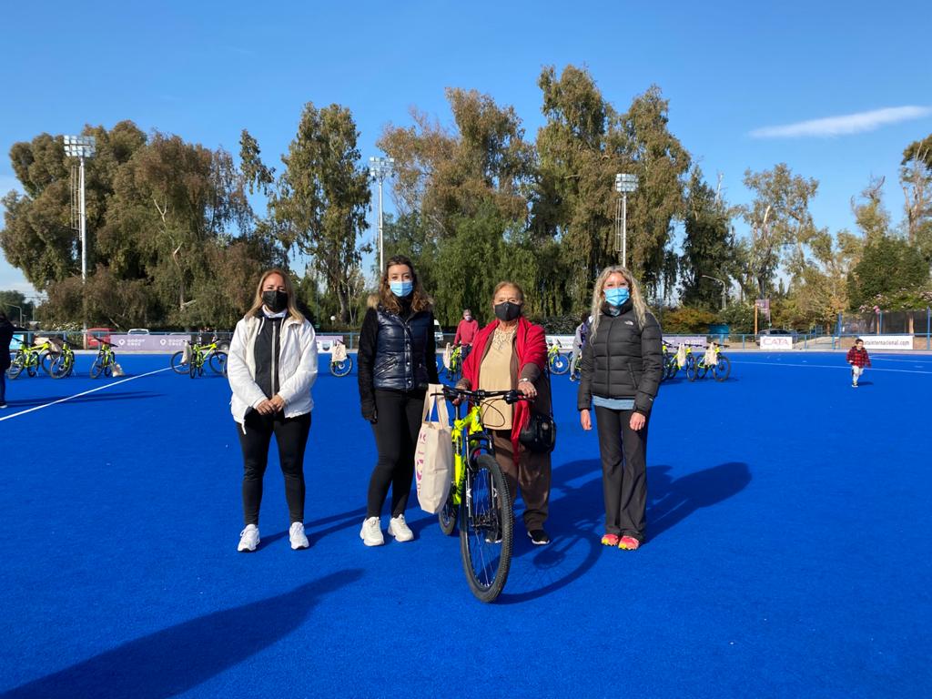 Tiene 73 años, es abanderada y recibió una bici como premio a su ...