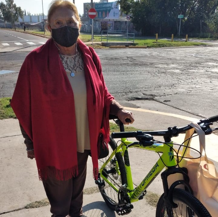 Tiene 73 años, es abanderada y recibió una bici como premio a su ...